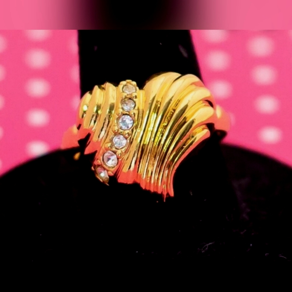 !!Rare Find!! Victorian Style Avon Ring - Gem